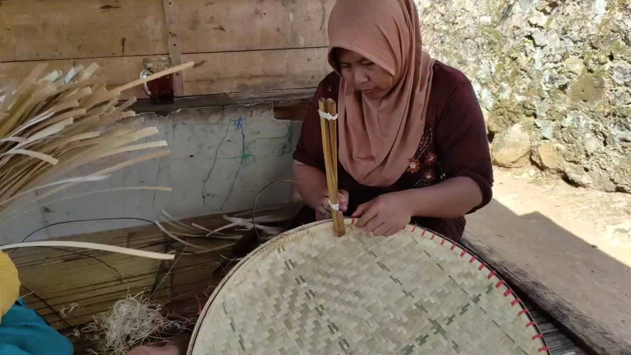 Tak Terkikis Zaman! Emak Emak di Pandeglang Tetap Produksi Anyaman ...