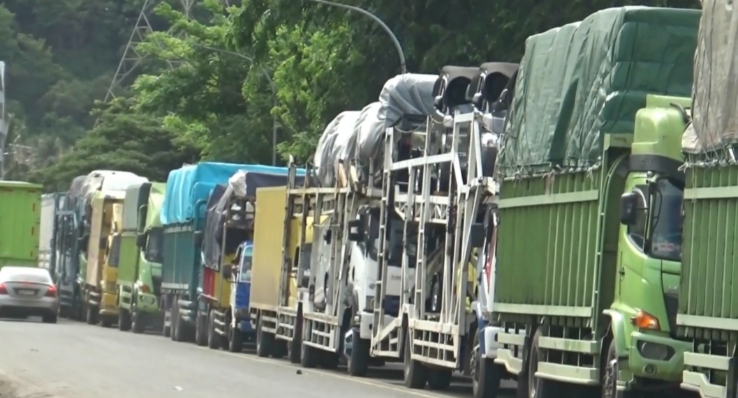 Gelombang Tinggi Hambat Penyeberangan, Ribuan Truk Mengular di ...